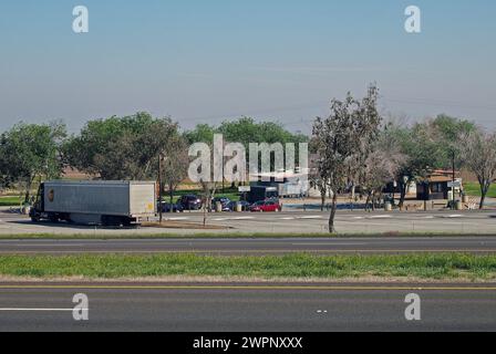 safety roadside rest along Interstate 5 in California Stock Photo - Alamy