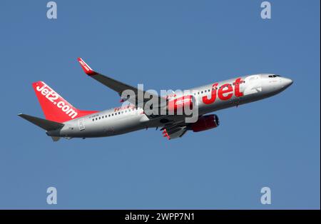 A Boeing 737-800 of Jet2 departs London Gatwick Airport Stock Photo - Alamy