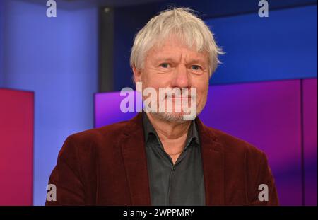 Kabarettist Jürgen Becker zu Gast in der ARD Talkshow Maischberger ...