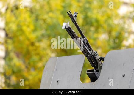 Machine gun mounted atop an Army tank Stock Photo - Alamy