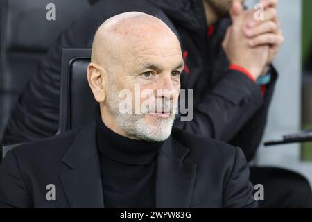 Stefano Pioli head coach of AC Milan talks to the players during the ...