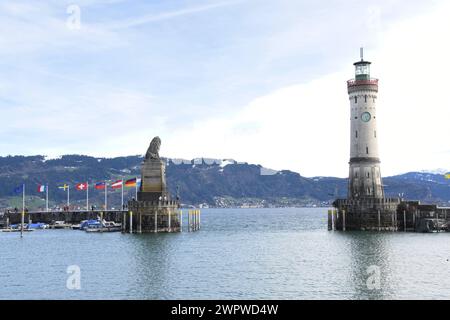 Bayerischer Loewe- Leuchtturm Internationale Fahnen Lindau Bodensee 09. ...