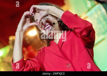 AMSTERDAM - Anna is the Mole during the final of the TV program Wie is ...