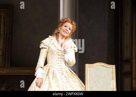 Renee Fleming (Violetta Valery) in LA TRAVIATA at the The Royal Opera ...