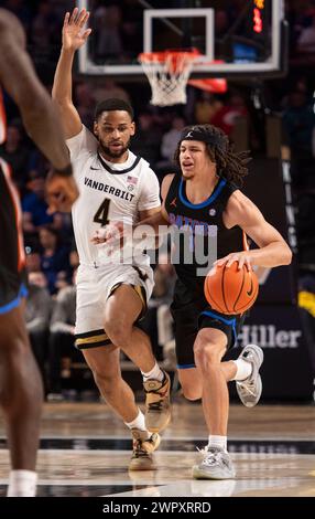Florida guard Walter Clayton Jr. (1) looks for an open shot past ...