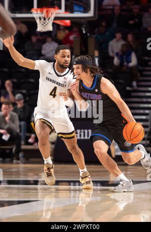 Florida guard Walter Clayton Jr. (1) works the ball down the court ...