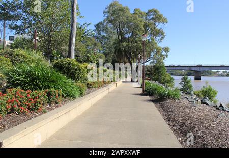 View of the Fitzroy River and bridge in Rockhampton, Queensland ...