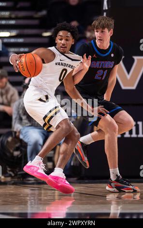 Florida forward Alex Condon (21) battles for the ball with Tennessee ...