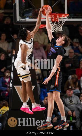 Florida forward Alex Condon (21) and the rest of the Florida team ...