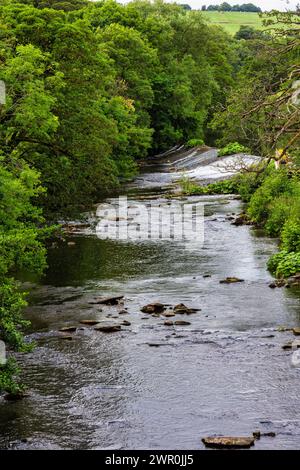 The River Derwent near Froggatt and below Curbar Edge in the Peak ...