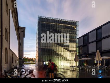 Bregenz: art gallery Kunsthaus Bregenz, sunset in Bodensee (Lake ...