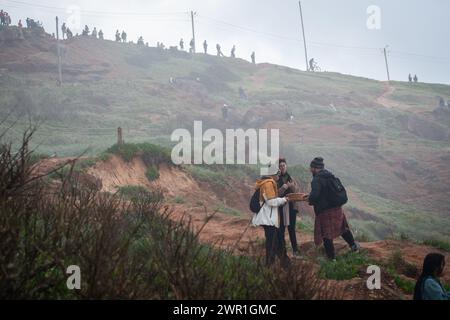 Winter surfing in Nazarè, Portugal Stock Photo - Alamy