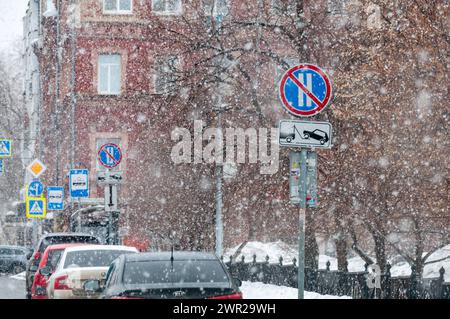 Heavy snowfall in Samara Transportation during heavy snowfall Samara ...