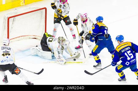 Kevin Fey #26 (HC Ajoie) and top scorer Daniel Vozenilek (EV Zug) - 21. ...
