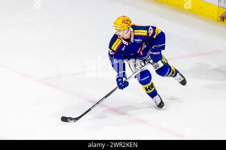 EHC Kloten Topskorer und Stürmer Jonathan Ang ist, während dem Spiel ...