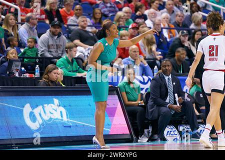 Notre Dame head coach Niele Ivey and Notre Dame guard Hannah Hidalgo (3) during the first half ...
