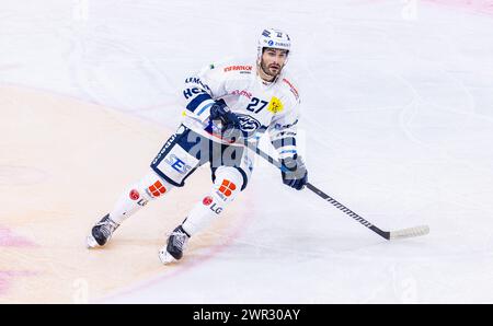 Zaccheo Dotti #27 (HC Ambri-Piotta) chases Sven Senteler #88 (EV Zug ...
