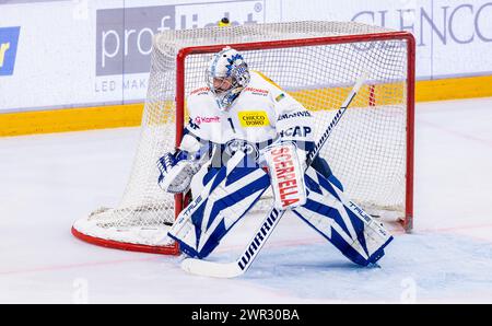 HC Ambri-Piotta Torhüter #1 Benjamin Conz ist, während dem Spiel gegen ...