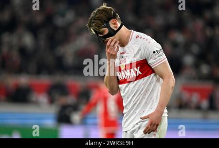 Anthony Rouault (VFB Stuttgart, #29) grätscht den Ball Nelson Weiper ...
