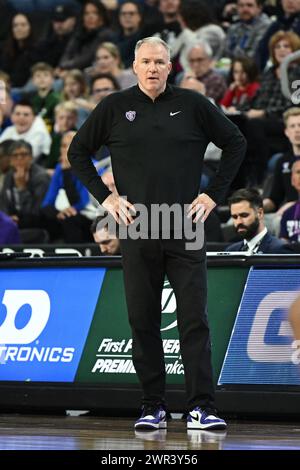 St. Thomas - Minnesota Tommies head coach Johnny Tauer talks with ...