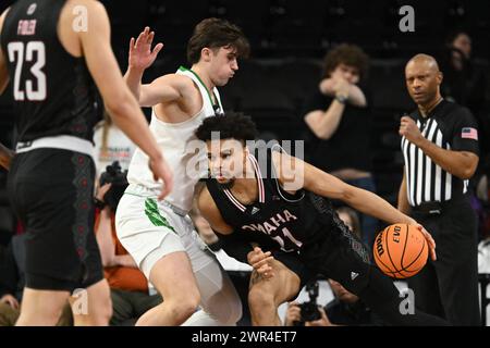 Nebraska-Omaha Mavericks forward Nick Davis (21) and Nebraska-Omaha ...