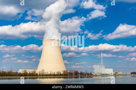 Links das AKW Isar 2 mit Druckwasser Reaktor, welches mitte April 2023 ...