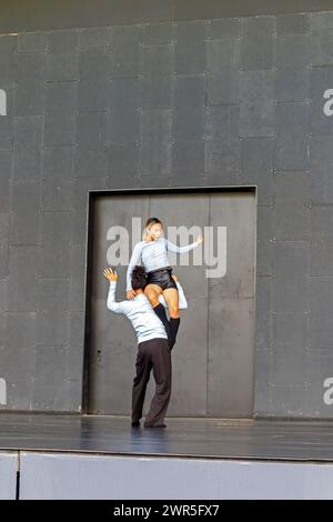 Reflet: Hip-Hop Dance Show with Shihya Peng and Xuan Le. Amphitheatre Claude Nougaro ...