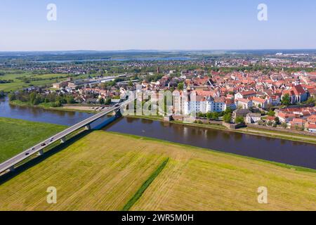 Luftbild mit Elbe, Elbbrücke, Schloss Hartenfels und Altstadt, Torgau ...