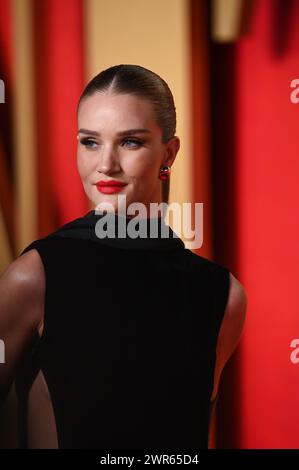 Candice Swanepoel walking on the red carpet at the 2020 Vanity Fair ...