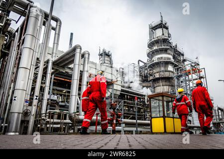 PERNIS - Shell employees at work in one of the factories at Shell's ...