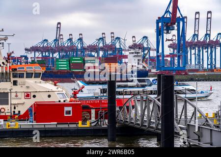 Hamburg, Elbe, Hamburger Hafen , Feuerwehr Schiff - 31.12.2025 Hamburg ...