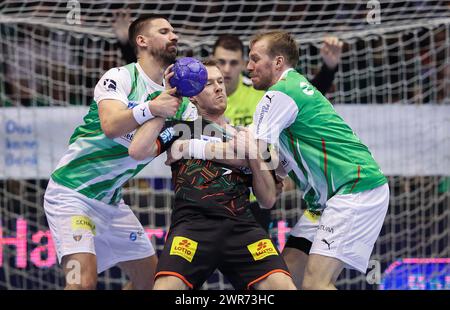 Felix Claar (SC Magdeburg 7) against Julian Koester (VfL Gummersbach 7 ...