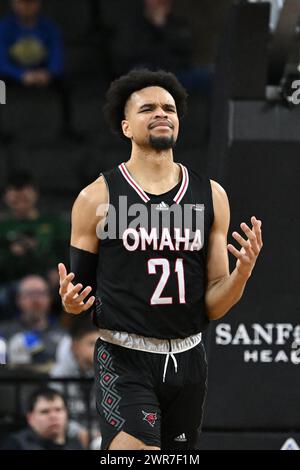 Nebraska-Omaha Mavericks forward Nick Davis (21) and Nebraska-Omaha ...