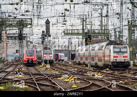 Track system in front of Cologne Central Station, regional trains, long ...