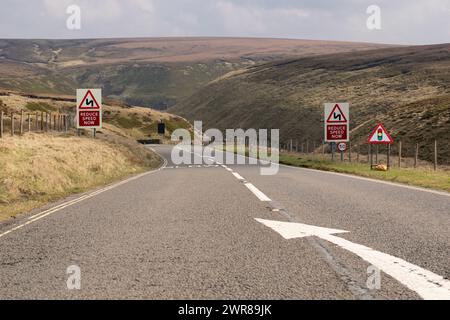 Snake Pass road Derbyshire. Entrance to road descent through the ...