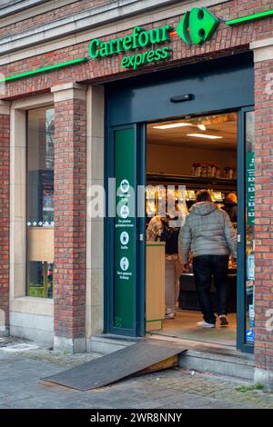 Carrefour Express sign and shop entrance | Facade d'un Carrefour ...