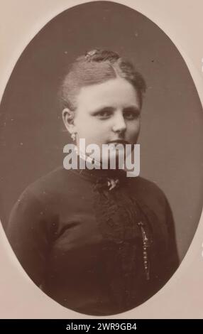 Portrait of a young woman, Willem Gerhardus Kuijer, 1862 - 1899 ...