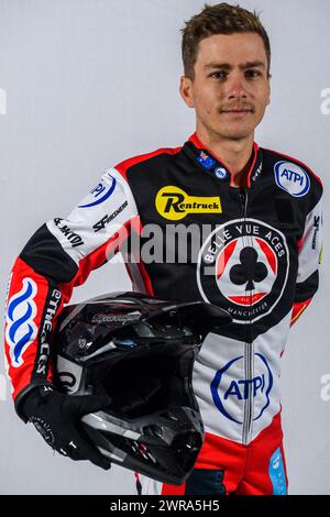 Ben Cook of Belle Vue Aces leads Chris Harris of Oxford Spires during ...