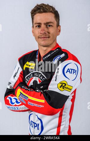 Ben Cook of Belle Vue Aces leads Chris Harris of Oxford Spires during ...