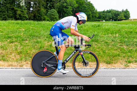 Der italienische Radrennfahrer Daniel Oss vom Team TotalEnergies kämpft ...