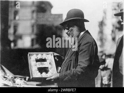 Jewish life-selling New Year's cards, East Side, New York City Stock ...