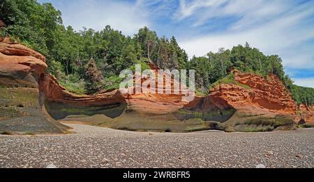 Wooded cliffs, red sandstone, Five Islands Provincial Park, Fundy Bay ...