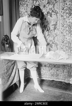 Powell, Photo shows American violinist Maud Powell (1867-1920) looking ...