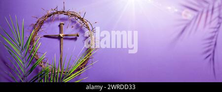 The crown of thorns with palm leaf background. Copy space. Easter ...