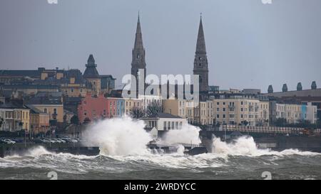 High tide waves hitting Scotman's Bay Stock Photo - Alamy