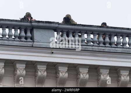 Snipers en position sur les toits. | Military snipers on their ...