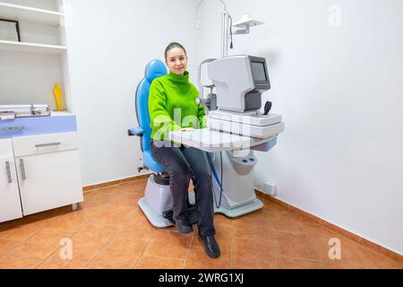 Ophthalmologist is working at the refraction machine Stock Photo - Alamy