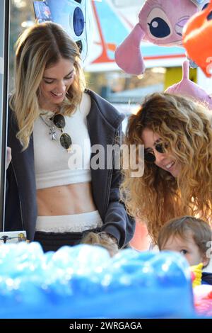 milano il parco sempione con il castello sforzesco skiline dalla ...