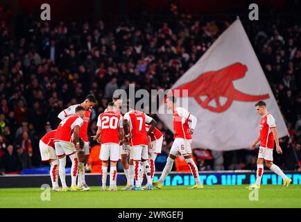 Arsenal players huddle ahead of the second half during the UEFA ...