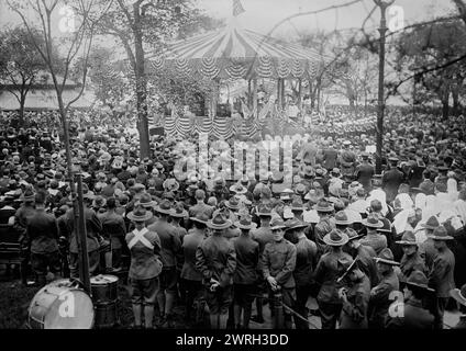Field Mass, 30 May 1918. Procession of soldiers, sailors and clergy at ...